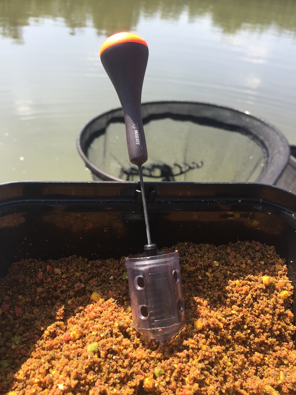 De Pellet Feeder Float van Middy - Beet Magazine